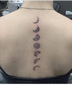 28 Delicate But Beautiful Spine Tattoo Designs For Women - The XO Factor