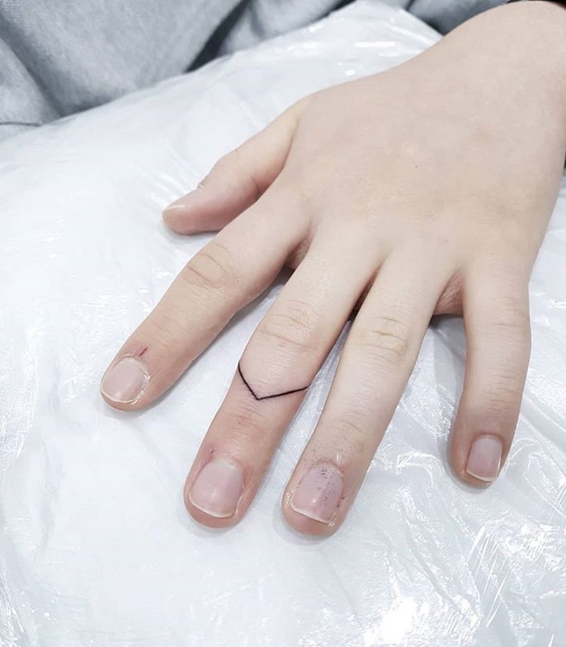 40+ Finger Tattoo Design Ideas - The XO Factor