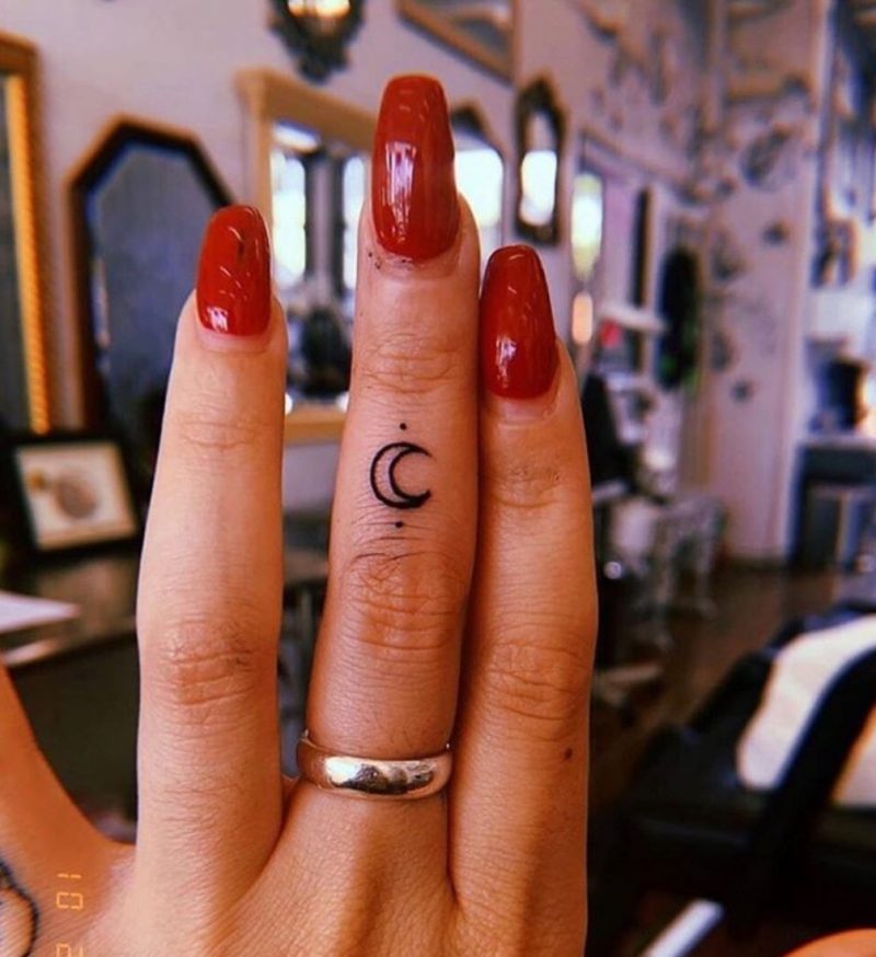 40+ Finger Tattoo Design Ideas - The XO Factor